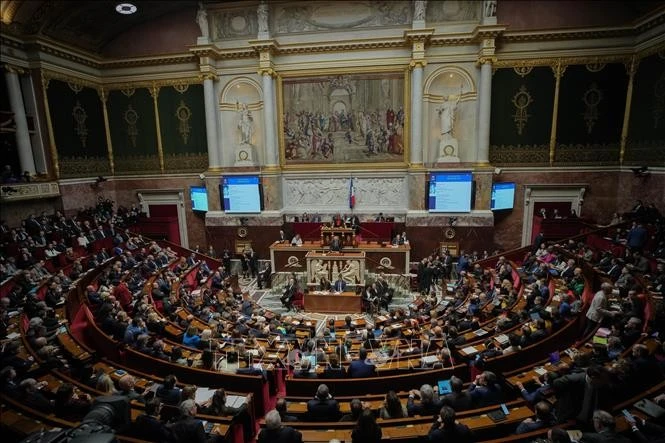 Chính phủ Pháp vượt qua bỏ phiếu bất tín nhiệm